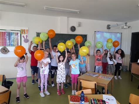 Играње цртање дружење додека родителите беа на работа 130 деца ја поминаа Летната школа