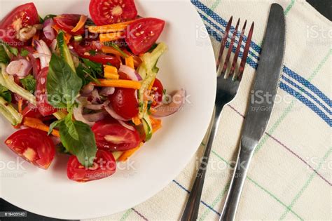 검은 돌 배경에 채식 여름 샐러드의 최고 보기 혼합된 야채와 체리 토마토 Сarrot 오이 피망 빨간 양파 흰 접시에 신선한 야채 샐러드 0명에 대한 스톡 사진 및 기타