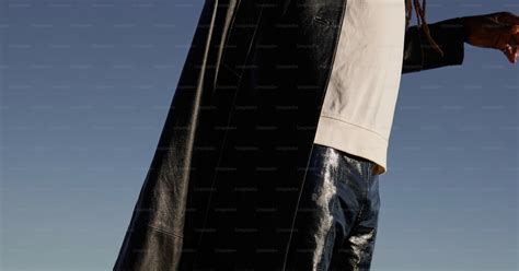 바다 근처의 나무 벤치에 서있는 남자 사진 Unsplash의 서 이미지