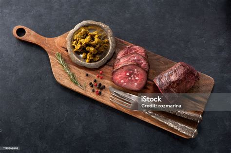 콘크리트 검은 배경에 나무 보드를 절단에 구운 쇠고기 상단 보기 고기에 대한 스톡 사진 및 기타 이미지 고기 구이 굽기 Istock