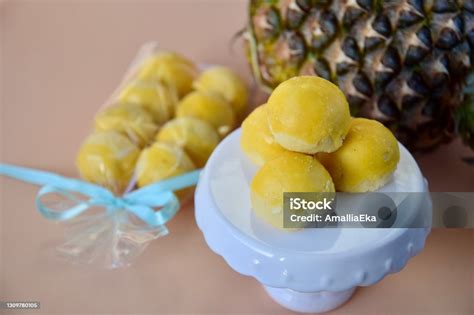 집에서 만든 인도네시아 파인애플 타르트 쿠키 또는 나스타는 이둘 피트리 또는 이드 알 피터를 축하하기 위해 제공 0명에 대한 스톡 사진 및 기타 이미지 Istock