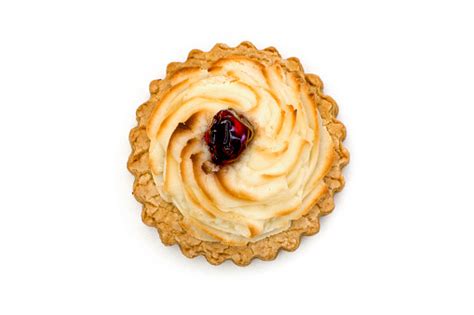 코 티 지 치즈 둥근 롤빵 전통적인 러시아 과자 Vatrushka 또는 Sochnja 치즈 케이크 수 제 오픈 패티 패티 흰색 배경 클로즈업 평면도에 고립 된 두 부 갈색에