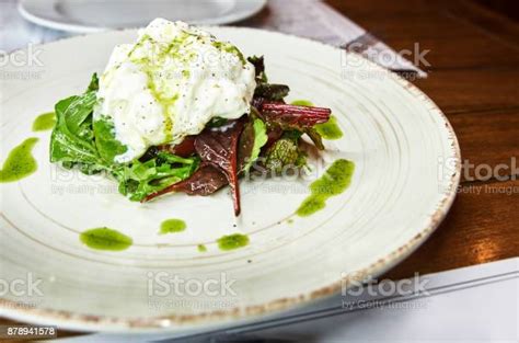 세라믹 접시에 전통적인 이탈리아 전문 Burrata 치즈 흰색 소박한 나무 테이블 위에 올리브 오일 그린 샐러드와 함께 제공 됩니다 0명에 대한 스톡 사진 및 기타 이미지