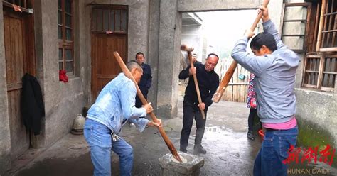 活色生香过大年丨宜章年味：抡起木锤抖糍粑 郴州 新湖南