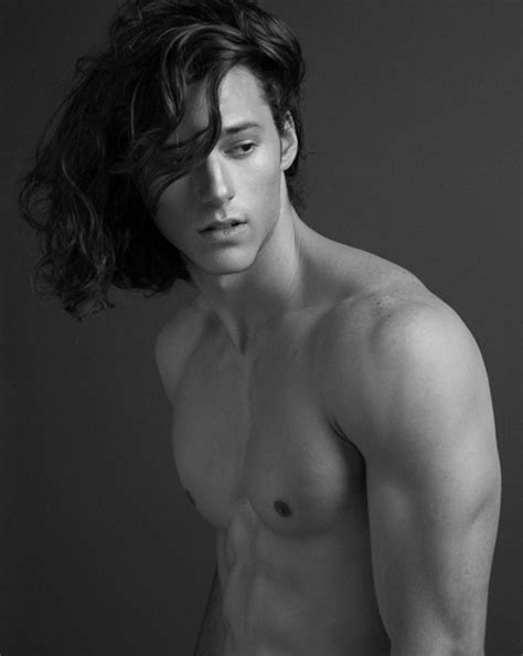 Le Mannequin Québécois Alexandre Labbée Défile Pour Calvin Klein