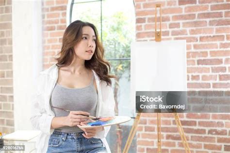 아시아 화가 여자 집에서 그림을 그리는 방법을 생각 아티스트 개념을 가진 사람들입니다 교육에 대한 스톡 사진 및 기타 이미지 교육 귀여운 그림 그리기 Istock
