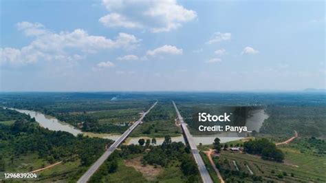 자동차와 공중 보기 고속도로 교통 도로위의 보기 도로와 스카이 라인의 공중 보기 0명에 대한 스톡 사진 및 기타 이미지 0명 거리 건축 Istock