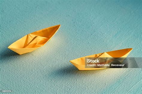 푸른 종이로 만든 바다에서 종이 접기 노란색 항해 보트 배와 Oceantop 뷰 샷종이 아트 스타일 배경 0명에 대한 스톡 사진 및 기타 이미지 Istock