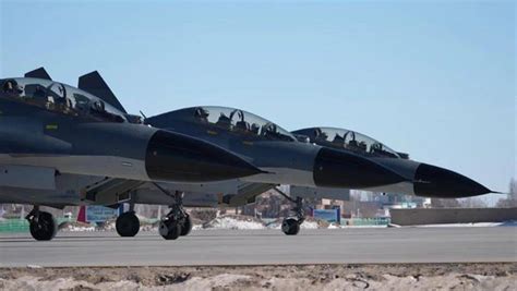 人民日報 People s Daily on Twitter 志在藍天中國空軍首批殲 11B戰機女飛行學員順利單飛日前中國首批殲