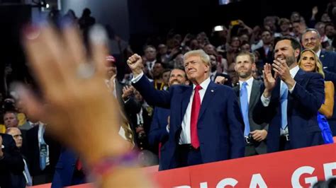 После покушения Трамп пришел на конференцию республиканцев выдвинувшую его в президенты США