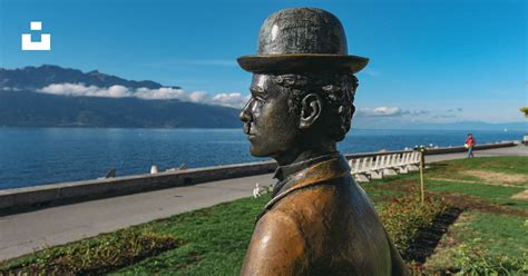 물가에 모자와 수염을 가진 남자의 동상 사진 Unsplash의 무료 사람 이미지