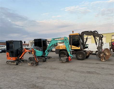 Услуги с багер и самосвал Строителни услуги Сливен Предлага услуги с багер Хитачи 2 то