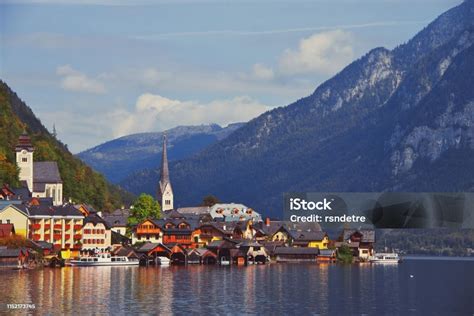 절경 그림오스트리아 알프스의 유명한 할 슈 타트 산악 마을의 엽서 보기 여름에 아름 다운 빛 잘츠카머구트 지역 할 슈 타트