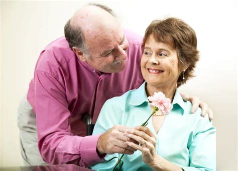 ⬇ Скачать картинки Мужчина дарит цветы стоковые фото Мужчина дарит цветы в хорошем качестве