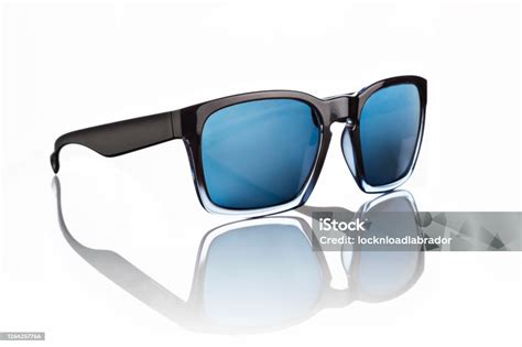 흰색 배경에 검은 색 프레임이있는 파란색 착색 선글라스 안경에 대한 스톡 사진 및 기타 이미지 안경 눈 신체 부분 0명 Istock