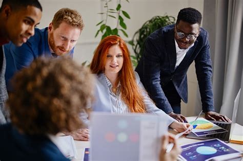 여성 보스 팀 리더와 테이블에 그래프를 논의하는 비즈니스 사람들 20 24세에 대한 스톡 사진 및 기타 이미지 20 24세 25 29세 30 34세 Istock