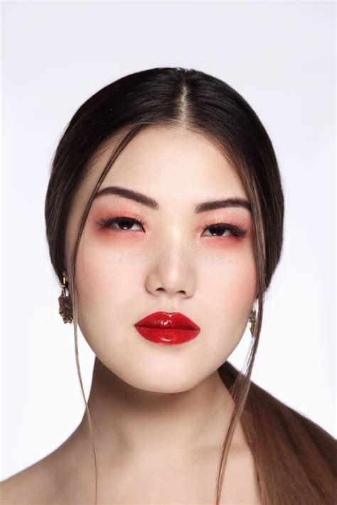 Portret Van Mooi Aziatisch Meisje Met Lang Haar En Rode Lippenstift