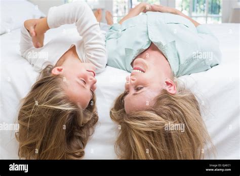Mutter Und Tochter Liegen Auf Dem Bett Fotos Und Bildmaterial In