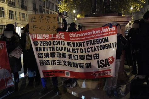 维尼大帝 On Twitter 您好，投个稿，大约100人参加了今天（12月4日）在中国驻伦敦大使馆前的抗议活动，许多当地活动人士前来声援n今晚在伦敦中国大使馆前的抗议活动中，人们团结