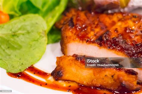 구운된 감자를 접시에 치킨 스테이크와 야채 전통 요리 구이 그릴 주방입니다 가정 주방에 대한 스톡 사진 및 기타 이미지 가정 주방 가정의 방 감자 요리 Istock