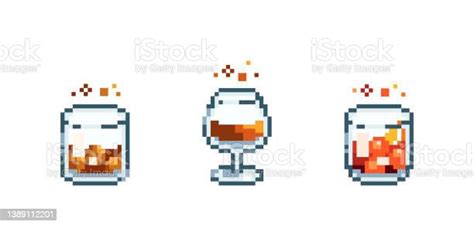 픽셀 아트 강한 알코올 세트의 집합 복고풍 90 년대 게임 8 강한 알코올 음료의 픽셀 모자이크 유리의 비트 아이콘 게임 및 스티커에 대한 벡터 픽셀 클래식 파티 음료