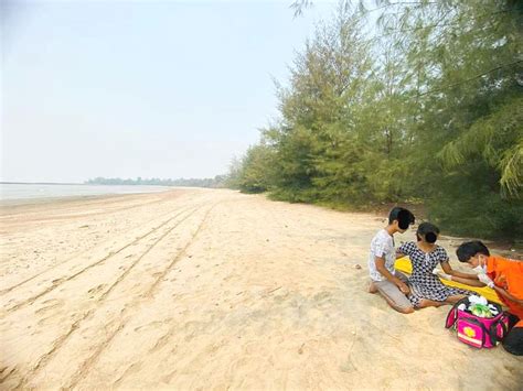 လမိုင်းမြို့ သောင်ပြင်ကျေးရွာ ကျိုက်မင်ဝကမ်းခြေတွင် ဆိုင်ကယ်စီးနင