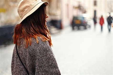 행복하고 세련된 예쁜 힙스터 여성은 유럽 도시 여행 개념에서 오래된 거리의 배경에 걸어 가방에 대한 스톡 사진 및 기타 이미지