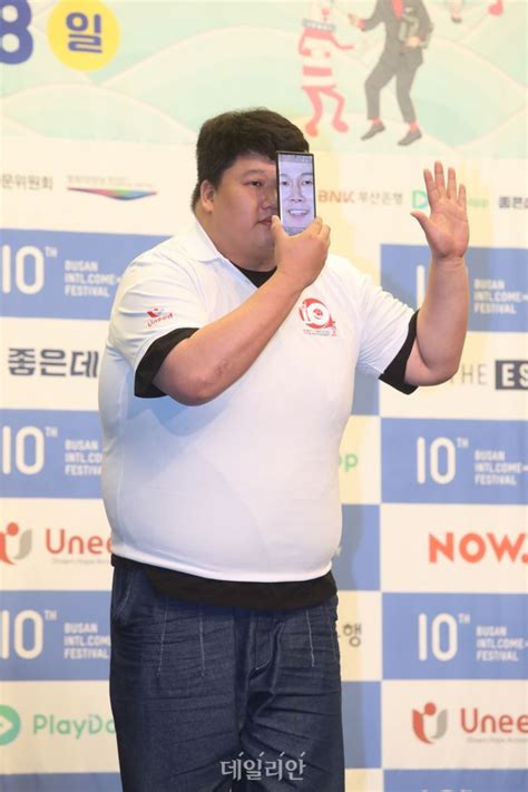 두 개의 표정으로 인사하는 부코페 개그맨 김태원