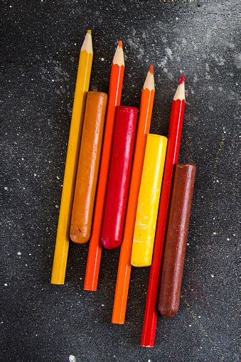 드로잉 특성의 큰 그룹 연필 펜과 마커의 큰 그룹 스케치 시장 회화를 위한 고정된 것들 스튜디오 촬영 공예에 대한 스톡 사진 및