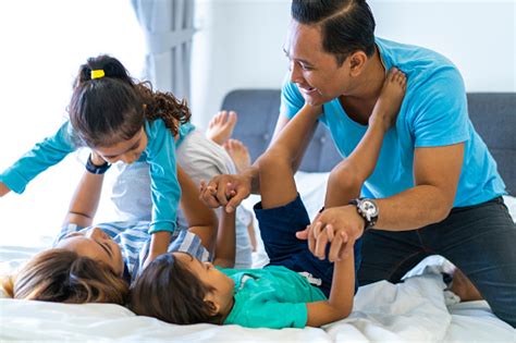 젊은 혼합 인종 아시아 가족은 침실에서 가족 시간을 즐기고 25 29세에 대한 스톡 사진 및 기타 이미지 25 29세 3 명 30 34세 Istock