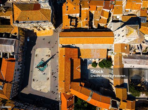 프랑스 프로방스 지역의 론 강 도시 인 아를의 에레일 전망 Empire에 대한 스톡 사진 및 기타 이미지 Empire 거리 건축 Istock