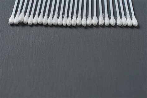 위생을 위해 많은 새로운 면 봉의 행은 어두운 콘크리트 책상에 놓여있다 텍스트를 위한 공간 개인 장식품에 대한 스톡 사진 및 기타 이미지 Istock