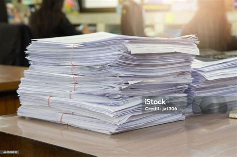 비즈니스 컨셉 사무실 책상에 미완성 문서 더미 비즈니스 용지 더미 개념에 대한 스톡 사진 및 기타 이미지 개념 경영자 교육 Istock