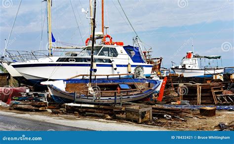 Barcos No Estaleiro Pequeno Imagem De Stock Imagem De Pintura Barco