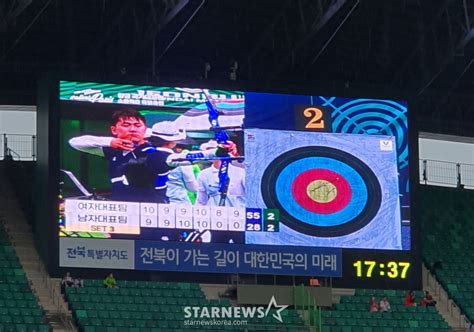 양궁 대표팀 쏟아지는 비관중 소음 속 특별 훈련했다 김제덕 전주성 기운 받아 파리 올림픽 金 따겠다 출사표 전주 현장