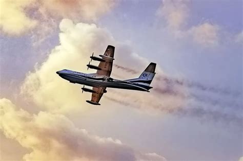 ۲۰ ثانیه تا نجات؛ با غول‌پیکرترین آتش‌نشان پرنده جهان آشنا شوید عکس