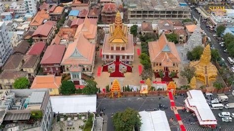 ព្រះមហាក្សត្រ យាងសម្ពោធ មហាកុដិសម្តេចព្រះ សង្ឃរាជ ជួន ណាត និងវិទ្យាស្ថាន អភិរក្ស សាស្ត្រា ស្លឹករឹត