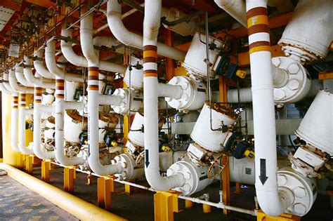 생산을위한 석유 및 가스 플랫폼의 파이프 라인 자동화 시스템에 의한 석유 및 가스 공정 및 제어 석유 및 가스 산업의 운영자 제어 제품 수원 우물에 대한 스톡 사진 및 기타