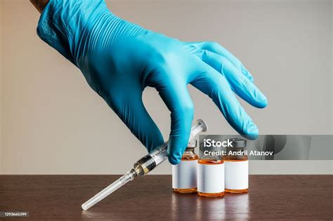 의료 백신 또는 치료의 주사를 준비하는 의료 인 빈 바이알 복사 공간을 복사합니다 예방 접종 개념 30 34세에 대한 스톡 사진 및 기타 이미지 Istock