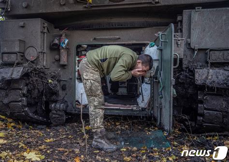 크랩 자주 곡사포 발사한 뒤 세수하는 우크라 군