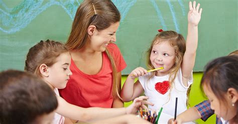 Niños De Preescolar Y Maestra