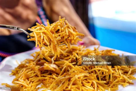 Fideuá는 간디아에서 유래 한 요리로 빠에야와 비슷한 방식으로 만들어집니다 그 성분 파스타 국수 생선 국물 및 오징어와 새우와 같은 해산물 알리올리로 양념 할 수