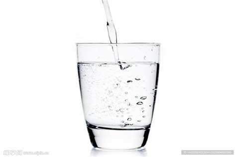 往杯子里倒水的高清图片摄影图 生活素材 生活百科 摄影图库 昵图网nipic