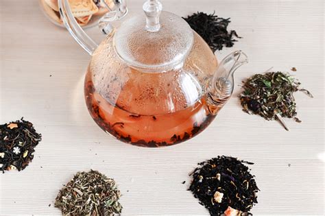 베이지 색 배경에 뜨거운 양조 차로 가득 찬 주전자 옆에있는 다양한 종류의 차 세트 0명에 대한 스톡 사진 및 기타 이미지 0명 건강한 식생활 건조한 Istock