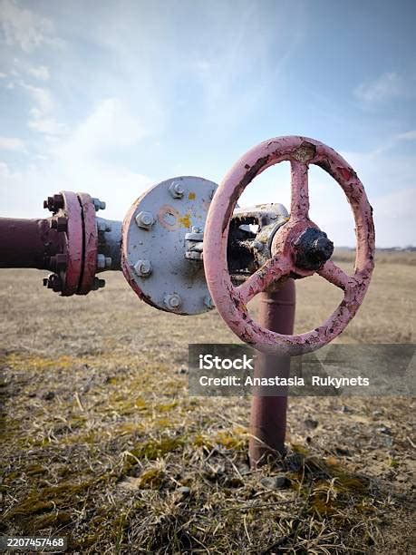 오래된 가스 밸브 하늘에 대한 송유관 오일을 펌핑하기 위한 파이프라인 가솔린에 대한 스톡 사진 및 기타 이미지 가솔린 강철 건축물 Istock