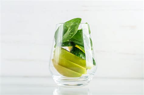 녹색 스무디와 재료 시금치 사과 오이와 유리 유리 가정 요리 비건 건강 해독 식사 식이 및 Weght 손실 음료 건강한 생활방식에 대한 스톡 사진 및 기타 이미지 Istock