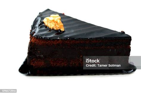 퍼지 초콜릿 케이크 타트 삼각형 조각 퍼지 케이크 호두 버터 바닐라 밀가루 초콜릿 및 흰색 배경에 고립 된 계란 갈색에 대한 스톡 사진 및 기타 이미지 Istock