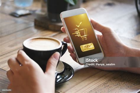 온라인 스마트폰 쇼핑에 Nfc 기술로 스마트폰 앱 모바일 결제를 통한 쇼핑 전송 결제 를 보여주는 카페 만들기 Brand Name Mobile Payment에 대한 스톡