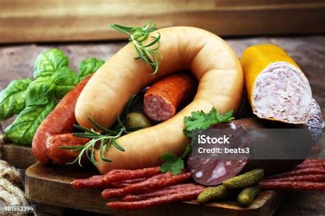 맛 있는 살라미 햄 신선한 소시지 오이 허브와 식품 트레이 고기 플래터 0명에 대한 스톡 사진 및 기타 이미지 0명 고기 독일 Istock