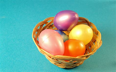 Яйца на голубом фоне на Пасху обои для рабочего стола картинки фото